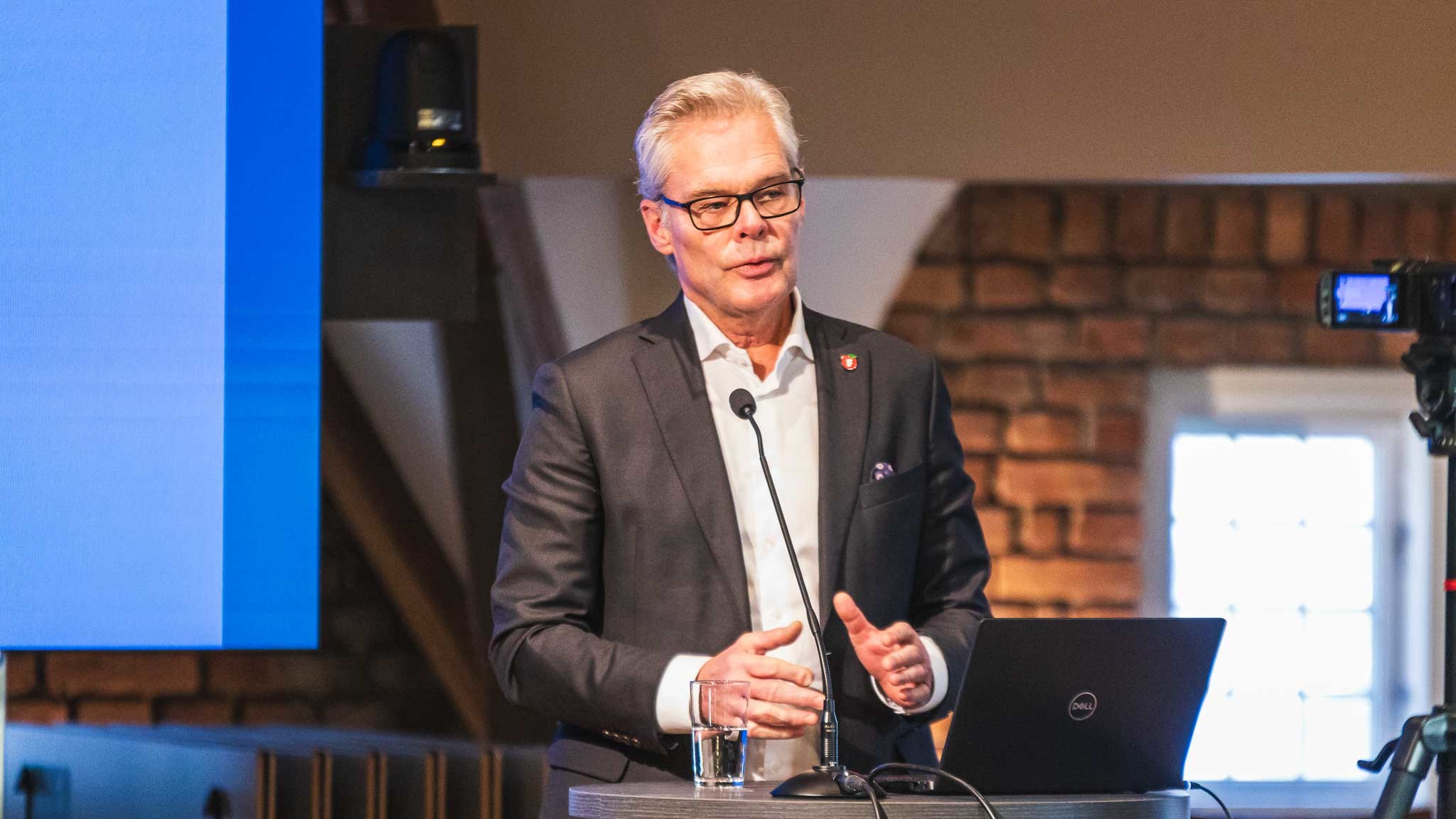 Vi skal ikke stå med lua i hånden | Fremskrittspartiet - FrP Vi skal ikke stå med lua i hånden | Fremskrittspartiet - FrP